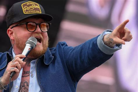 Big Picture Gallery Of Robbie Williams Performing At Bath Royal Crescent Bristol Live