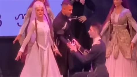 ვიდეო სცენაზე შუა ცეკვისას მოულოდნელად ხელი სთხოვა ნახეთ საოცარი ვიდეო რომელმაც