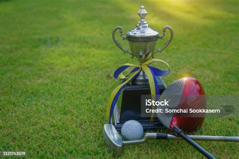 아름다운 골프 코스에서 골프 클럽과 골프 공이있는 녹색 잔디에 골프 챔피언 트로피 골프에 대한 스톡 사진 및 기타 이미지 골프 컵 트로피 Istock