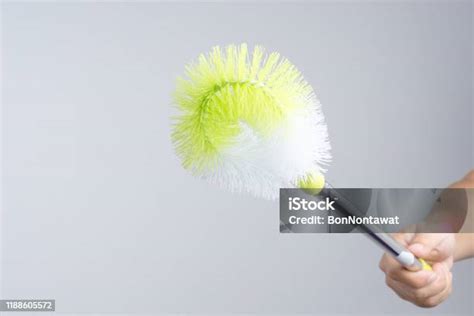 수세식 화장실 청소를 위한 금속 막대기 손잡이가 있는 플라스틱 청소기 브러쉬를 들고 있는 손 가사 집안일에 대한 스톡 사진 및 기타 이미지 Istock