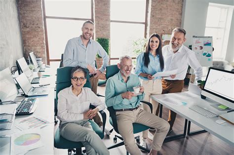 팀워크 스타트 업 파트너의 사진 팀 빌딩 서류 작업 편안한 멋진 크리 에이 티브 스타트 업 사무실 로프트 룸 인테리어 30 34세에 대한 스톡 사진 및 기타 이미지 Istock