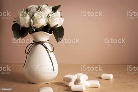 분홍색 배경에 흰색 장미 옆에 테이블에 다채로운 미니 마시멜로와 카피 스페이스 0명에 대한 스톡 사진 및 기타 이미지 0명 개념 겨울 Istock