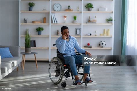 장애인의 우울증 집에서 정신적 문제가있는 휠체어에 장애인 흑인의 전체 길이 가정 생활에 대한 스톡 사진 및 기타 이미지 가정 생활 걱정하는 건강관리와 의술 Istock