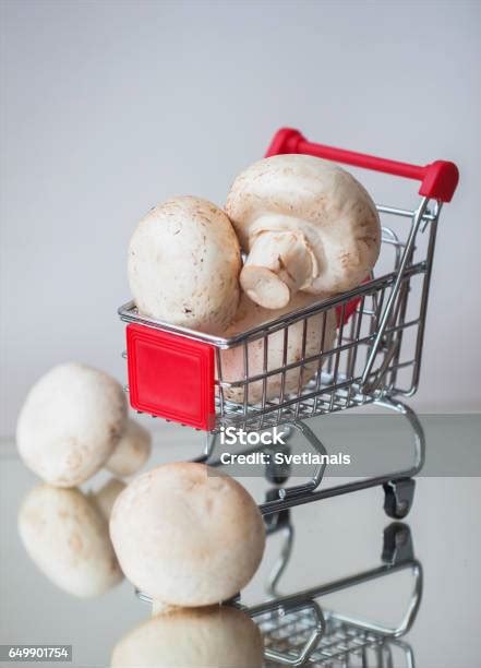 미니 카트 쇼핑 밝은 배경에 마녀 유기농 버섯 다이어트 건강 이나 채식 음식 개념 Championship에 대한 스톡 사진 및 기타 이미지 Championship 가득