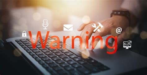 노트북 스팸 및 바이러스 컴퓨터 모니터 인터넷 보안 개념 노트북 전자 전송 메시지를 사용하는 여성이 있는 이메일 개념 스팸 정크 및 전자 마케팅 화면 스팸 이메일 팝업 경고