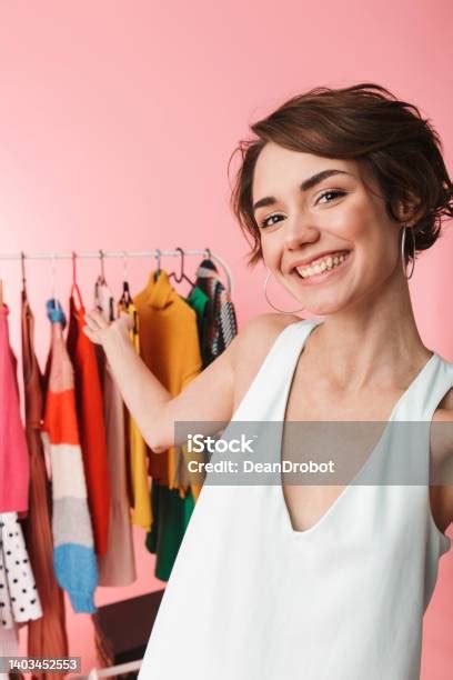 많은 옷 근처 분홍색 벽 배경에 고립 된 포즈를 취하는 여성 스타일리스트 고객에 대한 스톡 사진 및 기타 이미지 고객 고름 구매 Istock