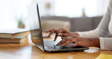 연구 과제 대학 논문 및 온라인 포털을 위한 홈 오피스에서 소녀의 학생 노트북 및 손 교육 타이핑 및 E러닝과 대학 학교 및 프로젝트를 위한 사람의 클로즈업 20 24세에