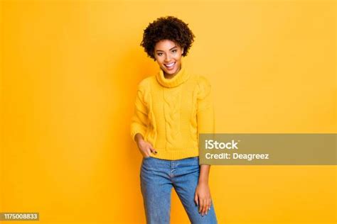 좋은 분위기에서 어두운 피부 재미 아가씨의 사진은 따뜻한 니트 풀오버와 청바지 서 고립 된 노란색 배경을 착용 가을에 대한 스톡 사진 및 기타 이미지 Istock