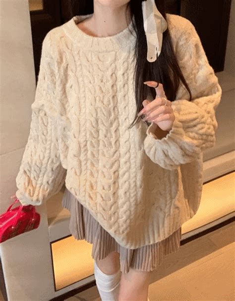 [코디 고급버전] 두툼 꽈배기 여유핏 스웨터 에이블리