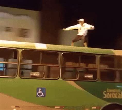 Jovem Flagrado Surfando Em Nibus Em Movimento Durante Baile Funk No Interior De Sp