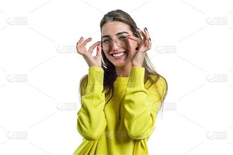 戴着眼镜的年轻女子黄色衣服上白色孤立的背景