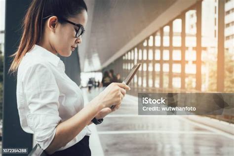 방법으로 사무실에서 태블릿에 노력 하는 젊은 아시아 사업가 건물 검색에 대한 스톡 사진 및 기타 이미지 검색 경영자 기업 비즈니스 Istock