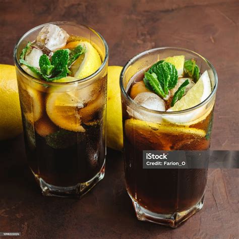 럼 주 콜라 민트 레몬과 갈색 바탕에 유리에 얼음 칵테일 쿠바 리브레 0명에 대한 스톡 사진 및 기타 이미지 0명 갈색