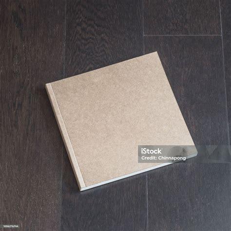 빈 사각형 크기 책 카탈로그 잡지 책자 참고 표지 서식 파일 재활용 갈색 종이 질감 어두운 나무 테이블 책상 배경 정사각형 구성에 대한 스톡 사진 및 기타 이미지 Istock