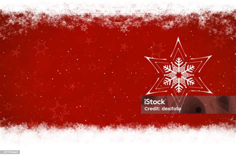 수평 밝은 활기찬 빨간 크리스마스 새해 축제 축하 인사말 카드 배경은 별 워터 마크와 눈 배경 배경 눈 복사 공간과 복잡한 테두리가있는 눈 덮인 땅에 하나의 창조적 인 흰색