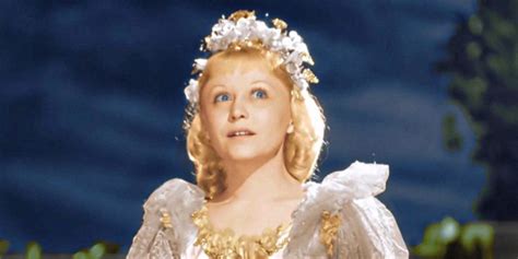 16 летнюю Золушку воплотила 38 летняя актриса а Раневская носила во рту вату как снимали фильм