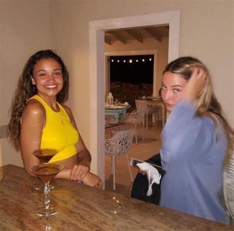 Madison Bailey And Madelyn Cline Fotos De Selena Fotos Tublr De