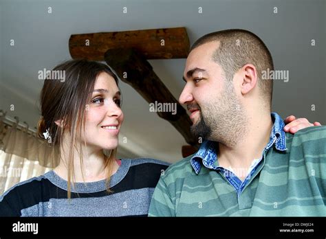 Couple De Jeunes Femmes Banque De Photographies Et Dimages Haute R Solution Page Alamy
