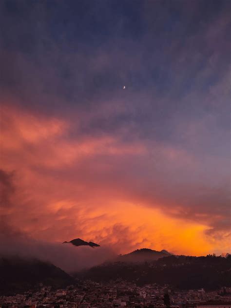 경치 경치 좋은 전망 고요한 골든 아워 과테말라 구름 구름 경치 날씨 다채로운 하늘 대기의 도시 경관 도시 풍경 도시의 불빛 도시의 일몰 드라마틱한