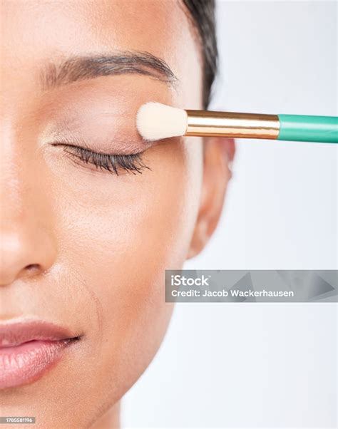 여성 메이크업 및 아이 브러쉬 스튜디오에서 미용 스킨 케어 또는 흰색 배경에 페이셜 파우더를 적용합니다 클로즈업 모델의 얼굴 및