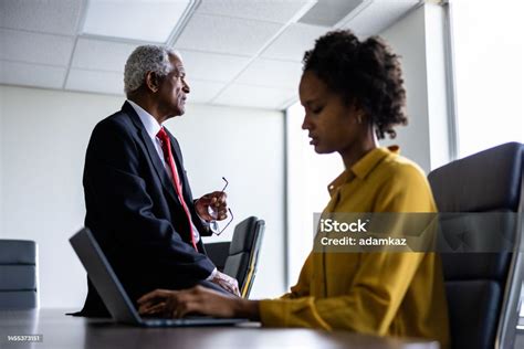 고위 흑인 사업가 임원과 회의실에서 노트북을 사용하는 여성 정치인에 대한 스톡 사진 및 기타 이미지 정치인 2명 공유 개념 Istock