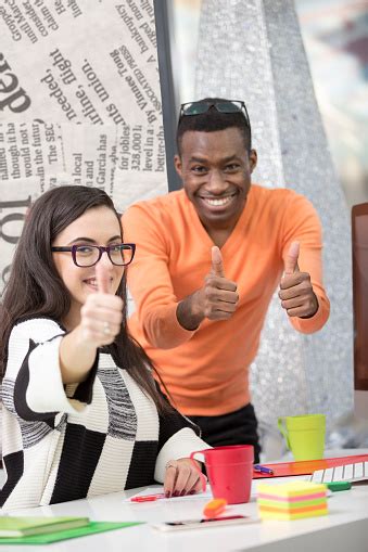 비즈니스 시작 및 사무실 개념보여주는 행복 크리에이 티브 팀 사무실에서 최대 엄지 2명에 대한 스톡 사진 및 기타 이미지 2명 경영자 기업 문화 Istock