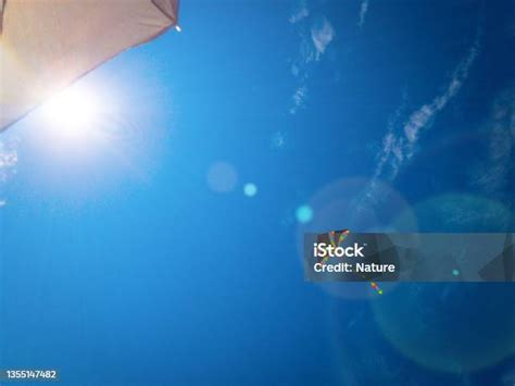 연 비행 다채로운 높은 비행 장난감 푸른 바람 하늘 배경에 공기 연 복사 공간이있는 여름 구름의 무지개 연 자유 여름 게임과 재미 구름에 대한 스톡 사진 및 기타 이미지