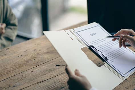 친절한 Hr 관리자는 면접을 주도하고 사무실 책상에서 후보자 중 한 명과 이력서를 읽습니다 2명에 대한 스톡 사진 및 기타 이미지 Istock