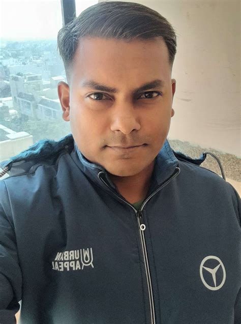 about ravi roshan medium