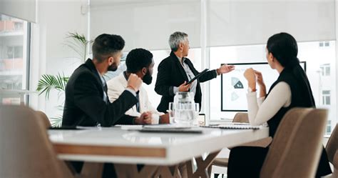 프레젠테이션 멘토 및 비즈니스 여성과의 만남 및 연구 교육 및 프로젝트 관리를 위한 태블릿 브레인스토밍 차트를 위해 Ceo와 사무실에 있는 사람들과 함께 아이디어 전략 및