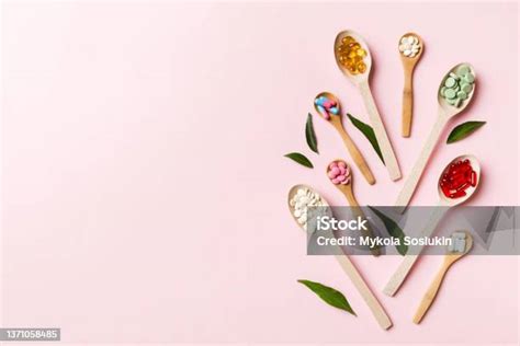 컬러 배경에 나무 숟가락에 비타민과 미네랄 알약의 최고 보기 다양성 모듬 약 약 약 약의 최고 보기 건강 보조 식품 건강 관리 제품 0명에 대한 스톡 사진 및 기타 이미지