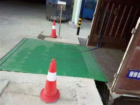 Ton Loading Dock Ramps Blue Electric Dock Leveler With Full Protected Toe Guard