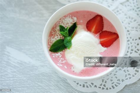 콜드 크림 딸기 수프 코코넛 칩 아이스크림 민트 잎의 특 종와 함께 뿌 렸 다 차가운 여름 디저트입니다 0명에 대한 스톡 사진 및 기타 이미지 Istock