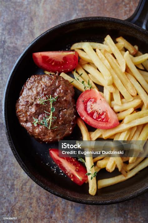 감자 튀김 토마토 신선한 허브를 곁들인 소고기 스테이크 소박한 돌 배경입니다 맨 위 보기 0명에 대한 스톡 사진 및 기타 이미지 Istock