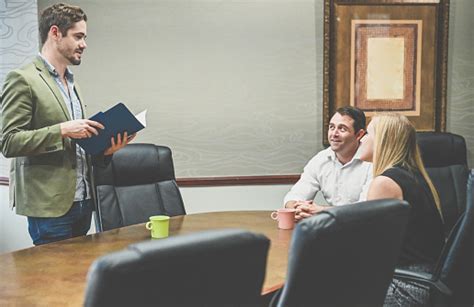 회의에서 회의실 동료 그룹에 프리젠 테이션을하는 남자 파일에 대한 스톡 사진 및 기타 이미지 파일 프리젠테이션 연설 25 29세 Istock