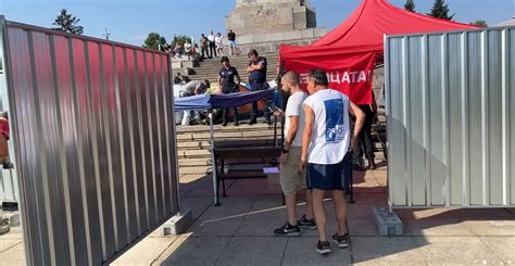 Ограждат паметника на Съветската армия