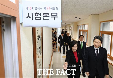 서울맹학교 수능 시험장 점검하는 이주호 부총리 포토 포토 기사 더팩트