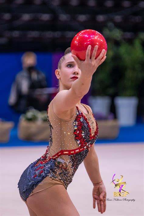 ТАТЯНА ВОЛОЖАНИНА СЕ КЛАСИРА ЗА ФИНАЛА НА ТОПКА НА СВЕТОВНАТА КУПА В АТИНА ТЯ Е ПЕТА ЗА