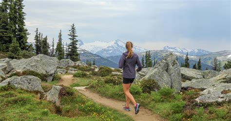 여성 트레일 러너가 알프스 초원을 통과하는 보도를 따라갑니다 20 24세에 대한 스톡 사진 및 기타 이미지 20 24세 Z세대 개성 개념 Istock