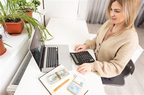 세금 및 예산 계획 개념을 지불하는 계절입니다 연간 세금을 계산하고 휴대 전화를 사용하는 사업가 홈 오피스 책상에 놓인 개인 소득세 양식 비즈니스에 대한 스톡 사진 및 기타