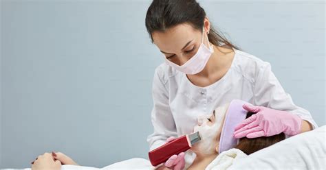 초음파 클렌징 얼굴 필링을 처리하는 동안 아름다운 여자의 얼굴 피부 회춘 치료 사진 Unsplash의 우크라이나 이미지