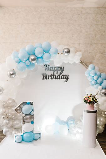 아치는 파란색 흰색 회색 및 은색 풍선으로 장식되어 있습니다 베이비 원 파티 1 년 동안 트렌디 한 아치 생일 파티에서 리셉션 0명에 대한 스톡 사진 및 기타 이미지
