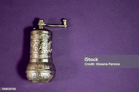 보라색 배경에 실버 향신료 밀스 동쪽 스타일 복고풍 실버 페퍼 밀 옥수수와 보라색에 고립 된 분쇄 다채로운 후추 0명에 대한 스톡 사진 및 기타 이미지 Istock