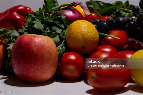 야채의 배경은 다른 신선한 농장 야채 모듬 생 유기농 채소와 조성 레몬 토마토 후추 콜리플라워 사과 포도 0명에 대한 스톡 사진