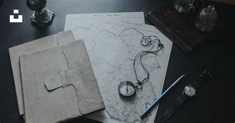 갈색 나무 테이블에 흰색 프린터 용지 옆에 파란색 연필 사진 Unsplash의 무료 회색 이미지