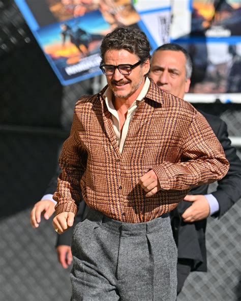 Pedro Pascal İki Gömlek Birden Giyiyor