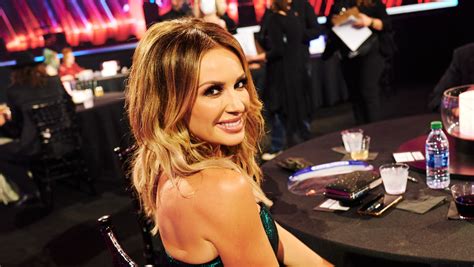 Carly Pearce Reveals The Surprise Stylist Behind Her Cma Awards Look