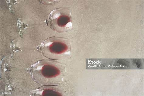 공간을 가진 베 통 배경에 투명 와인 잔에 레드 와인 Bojole 누 보 와인 바 와이너리 와인 시음 컨셉 평 신도 건조한에 대한 스톡 사진 및 기타 이미지 Istock