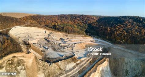 굴삭기와 덤프 트럭건설 산업을 위한 사암 자재의 오픈 피트 광산의 공중 보기 유용한 광물 개념의 광업 및 생산에 중장비 0명에 대한 스톡 사진 및 기타 이미지 Istock