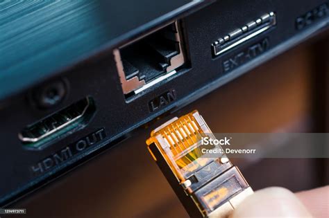 Rj45 케이블을 검은색 노트북의 네트워크 포트에 연결하는 남성 손 라우터에 대한 스톡 사진 및 기타 이미지 라우터 인터넷 잡아 당기기 Istock